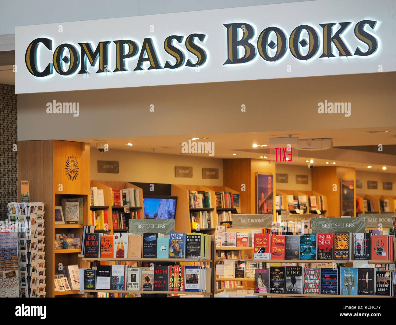 Airport bookstore hi-res stock photography and images - Alamy