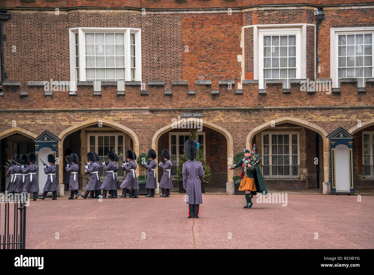Traditionelle Wachablösung Changing the Guard, Friary Court, St James's ...