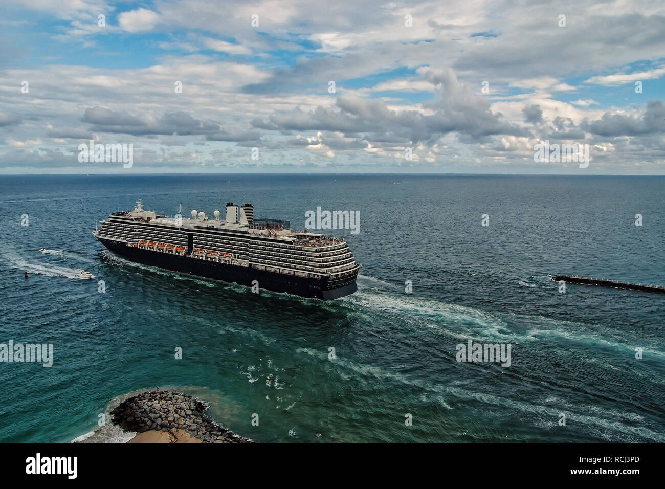 Cruise ship sailing at sea, usa, Miami Stock Photo - Alamy