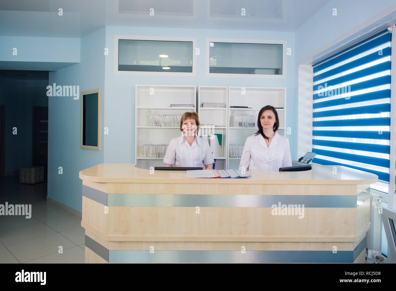 Nurses talking desk hi-res stock photography and images - Alamy