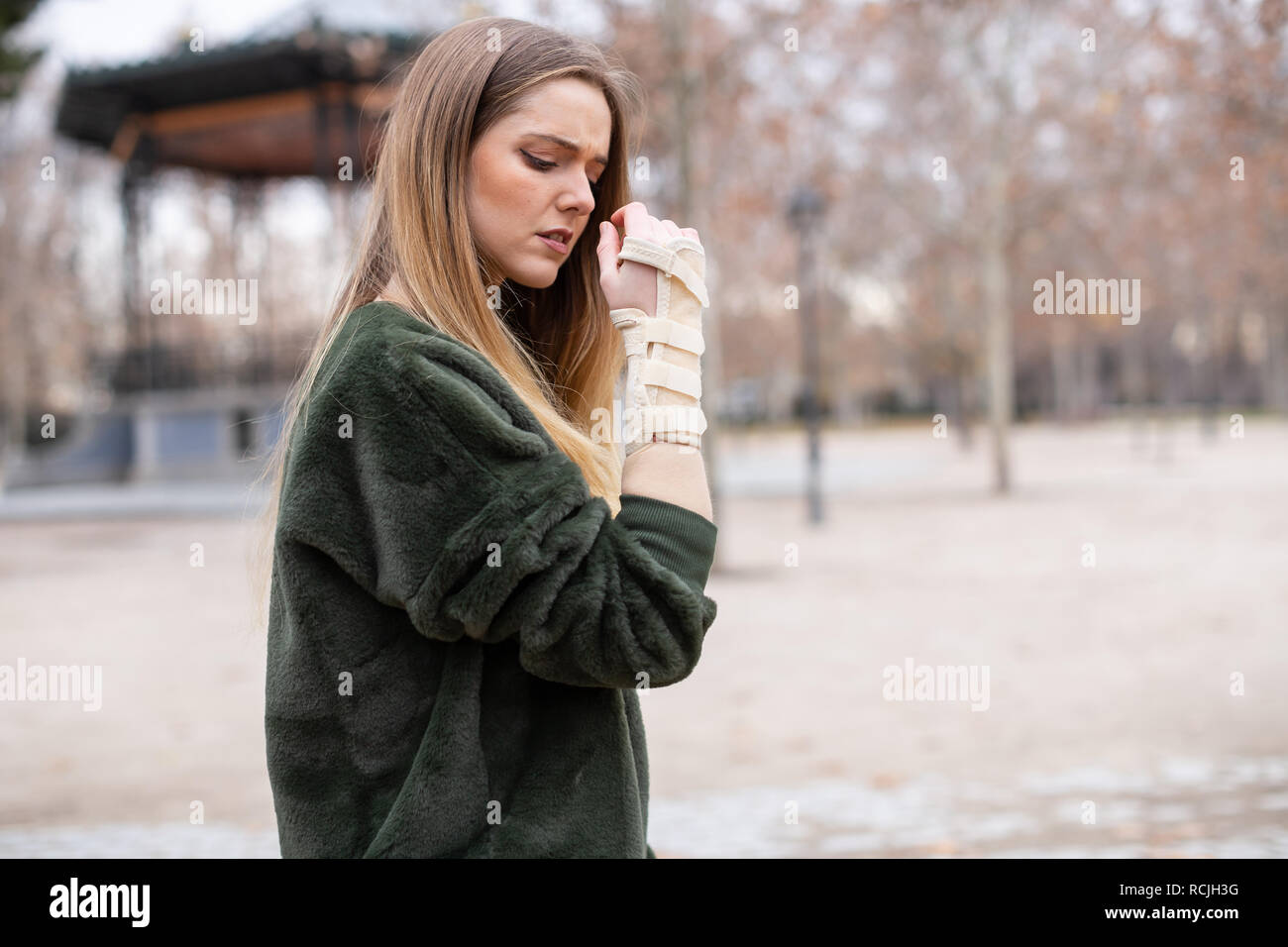 Lady broken arm hi-res stock photography and images - Alamy