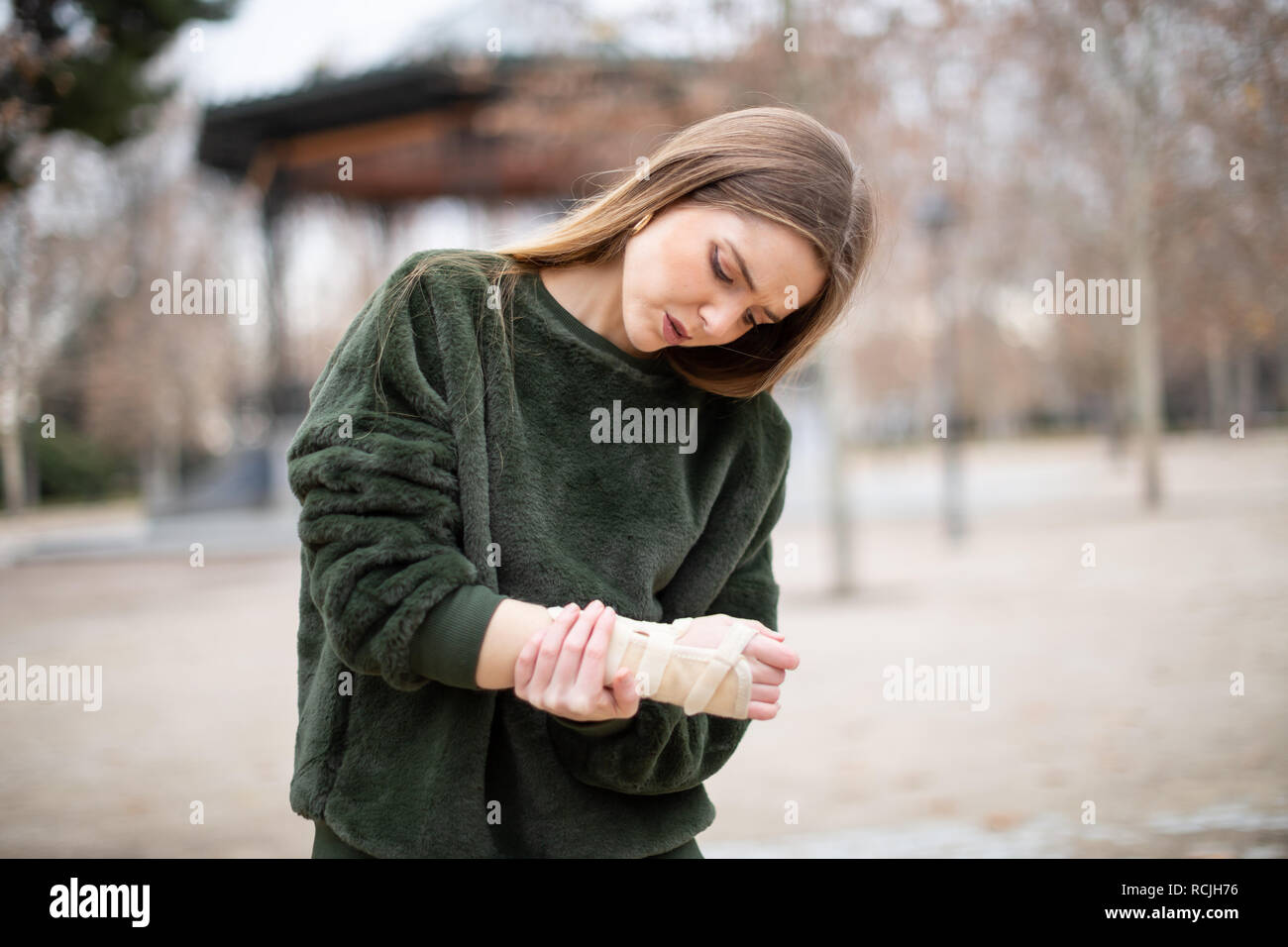 Lady broken arm hi-res stock photography and images - Alamy