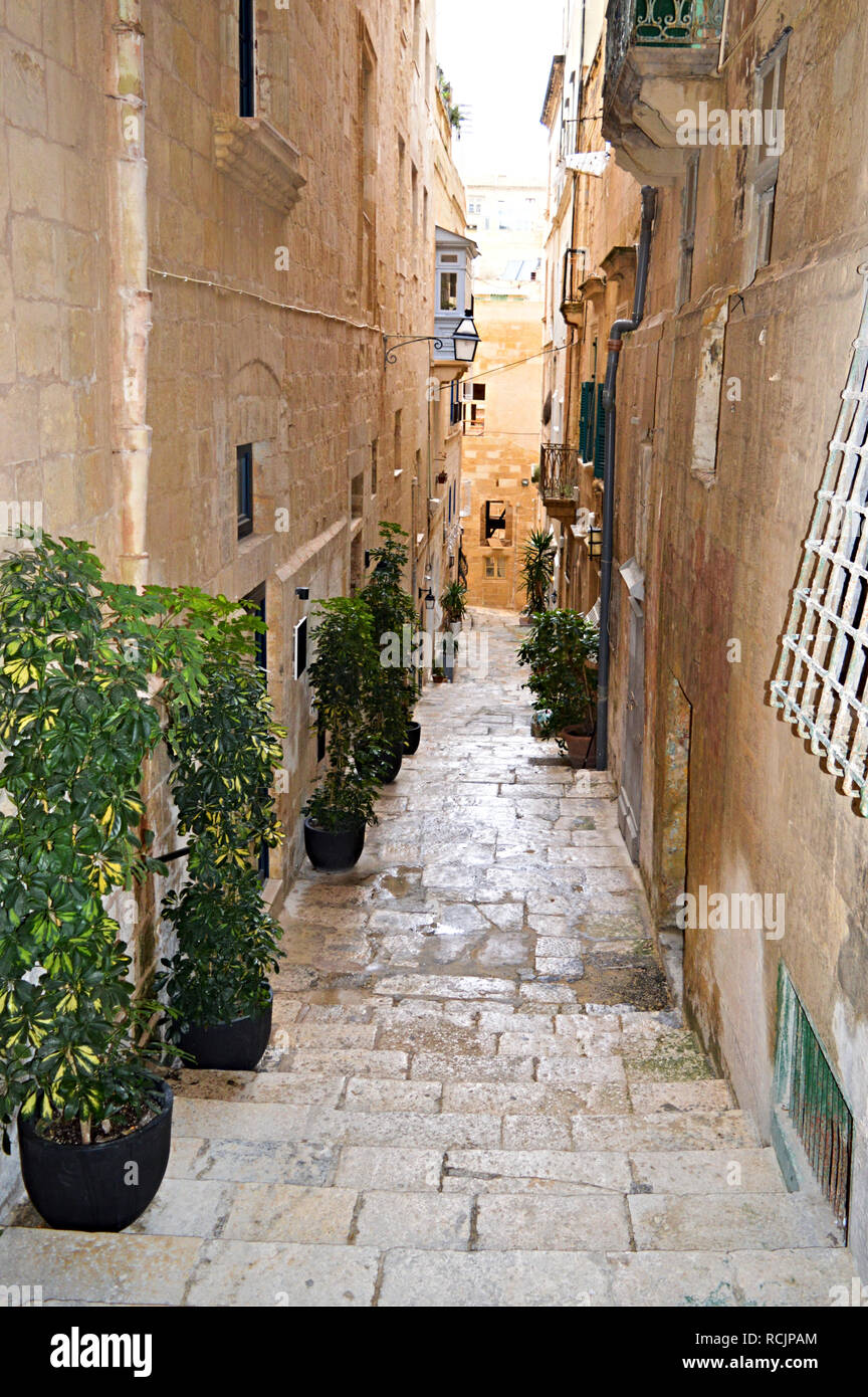 Small alley way hi-res stock photography and images - Alamy