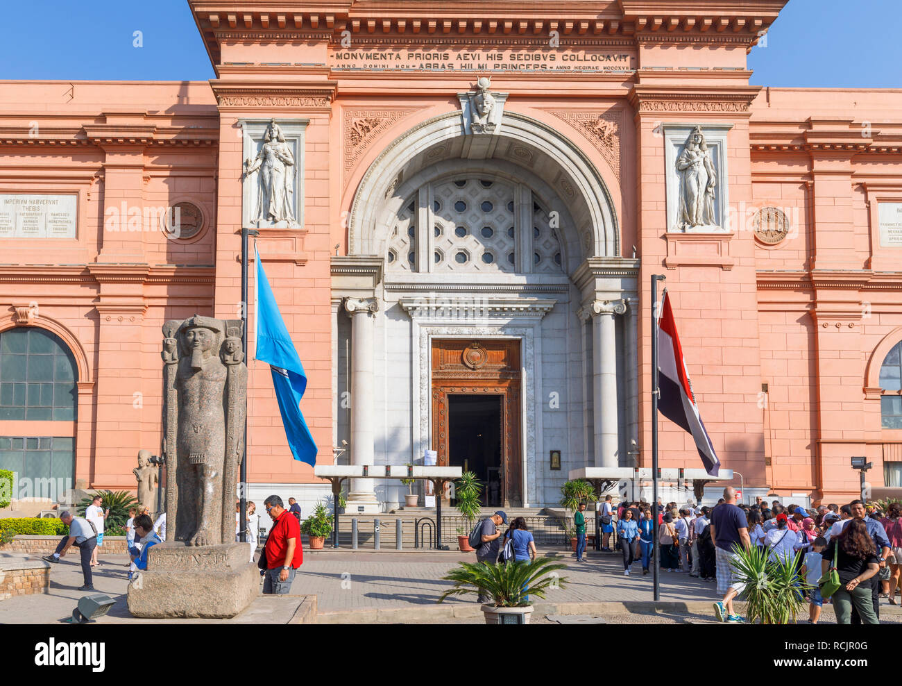 Main entrance to the Museum of Egyptian Antiquities (Cairo Museum ...