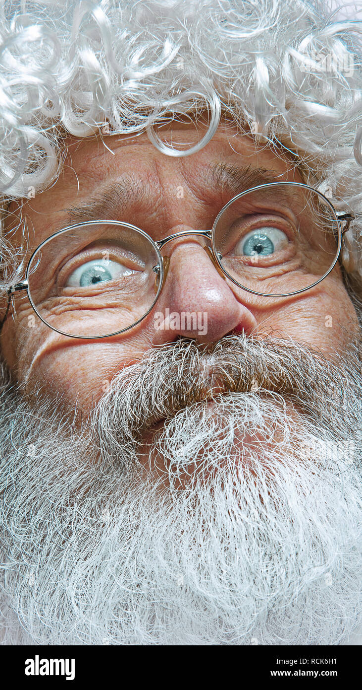 Santa Claus with surprised expression. Christmas celebration concept ...