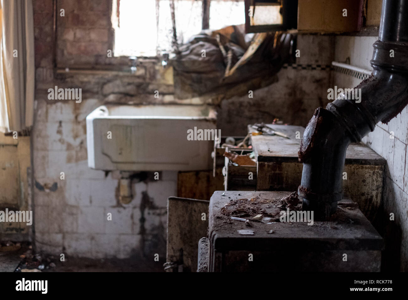Broken kitchen cupboards hi-res stock photography and images - Alamy