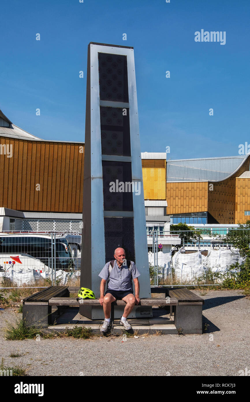 Berlin-Mitte, Kulturforum, St. Matthew's Church square. Solar obelisk ...
