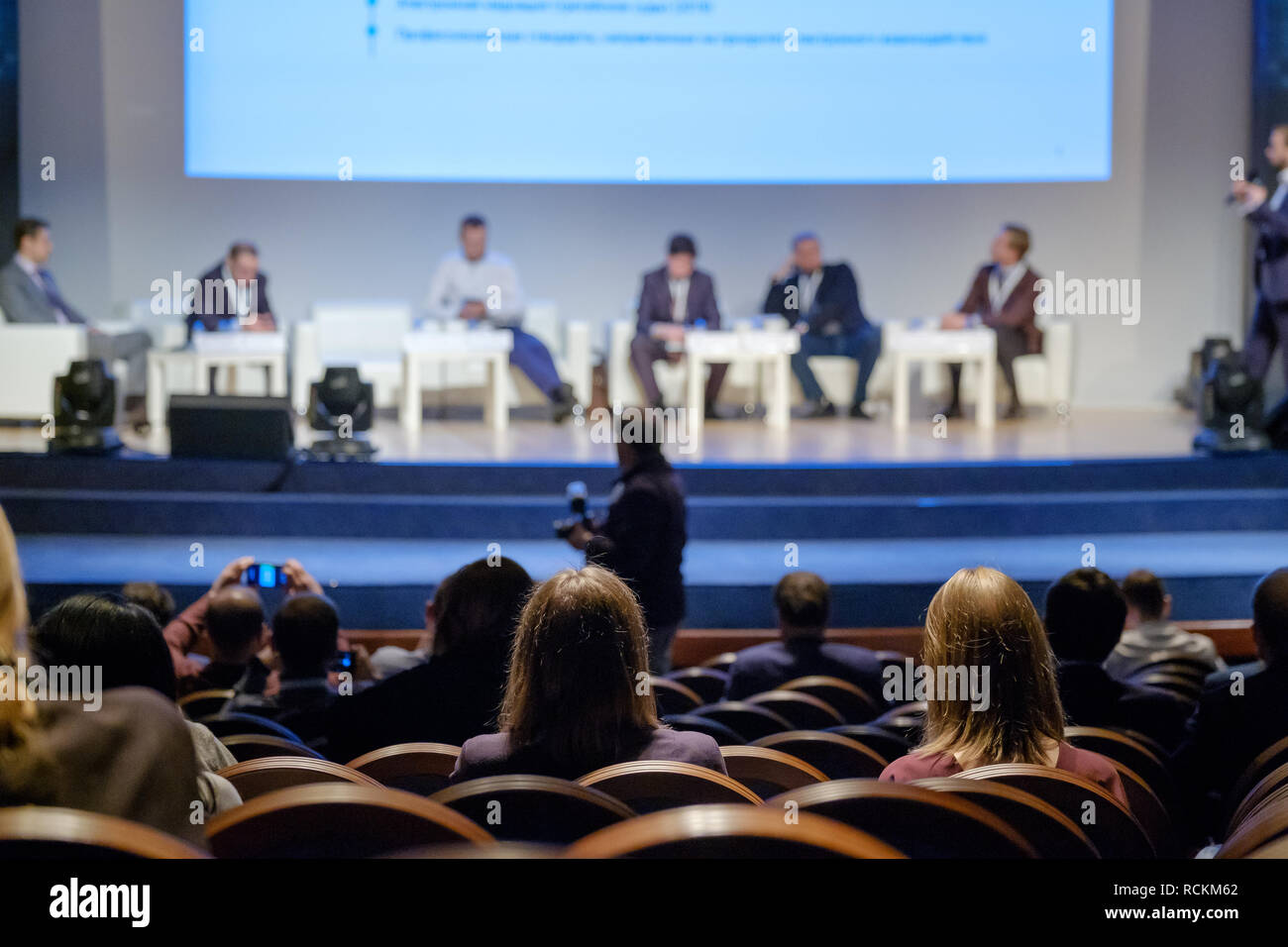 Audience listens to the lecturer at the conference Stock Photo - Alamy