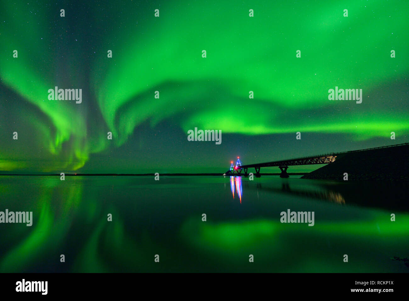 Aurora borealis (northern lights) in the night sky over the Mackenzie ...