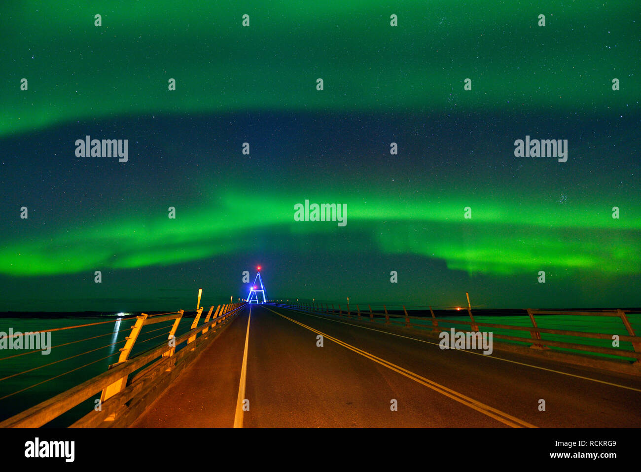 Aurora borealis (northern lights) in the night sky over the Mackenzie ...