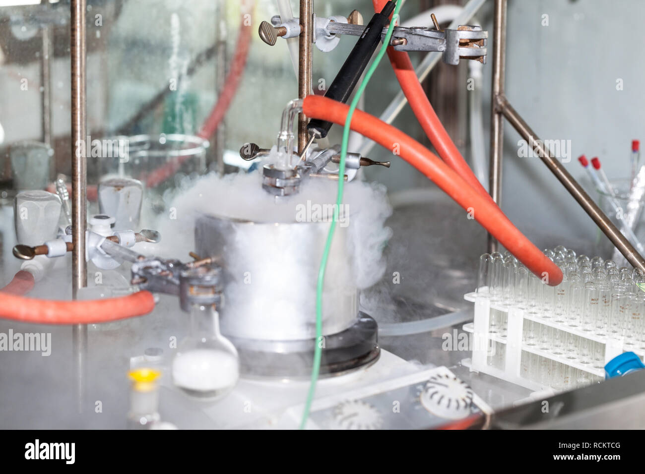 Condensation reactions hi-res stock photography and images - Alamy