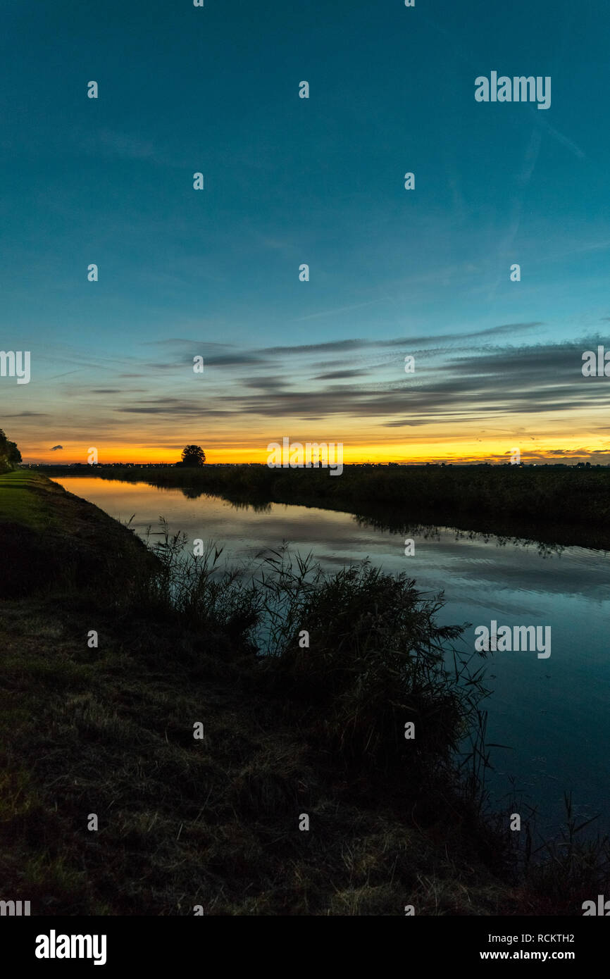 Distant lone tree hi-res stock photography and images - Alamy
