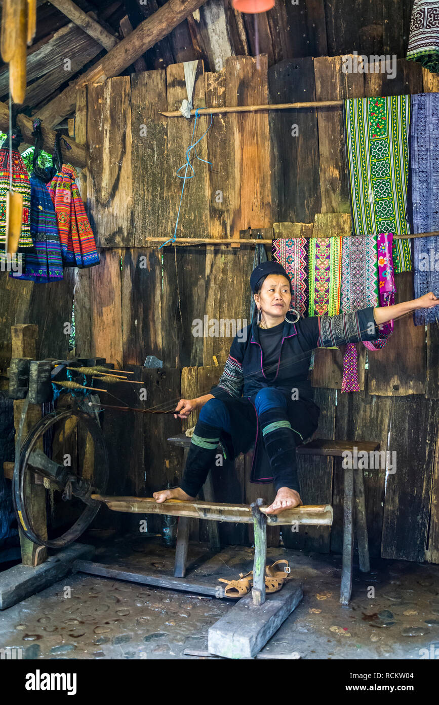 Woman weaving fabric of the loom, Cat Cat, a Traditional Black H’Mong ...
