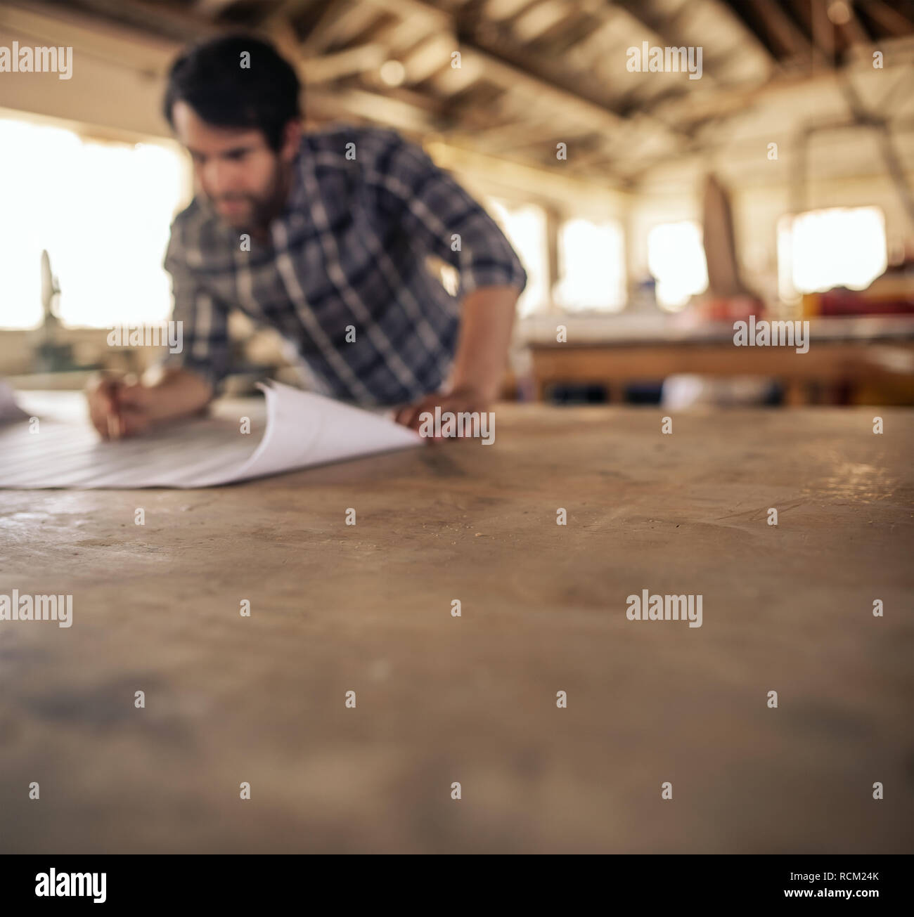 Man leaning over table reading hi-res stock photography and images - Alamy