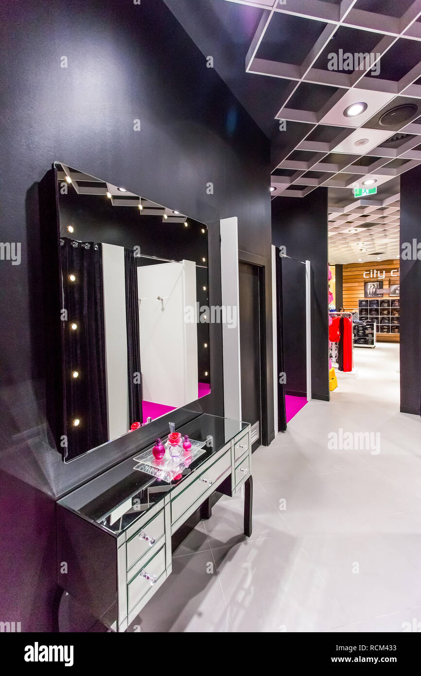 Change rooms in fashion boutique hi-res stock photography and images ...