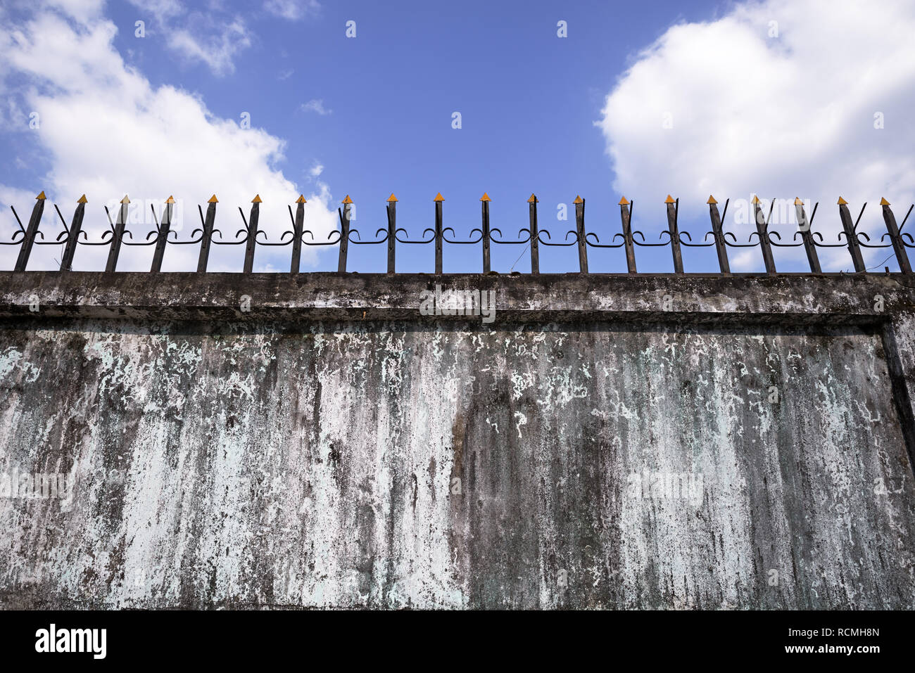 Spiked wall top hi-res stock photography and images - Alamy
