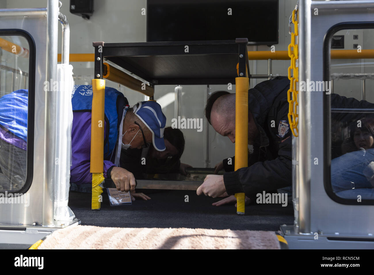 Earthquake simulator japan hi-res stock photography and images - Alamy