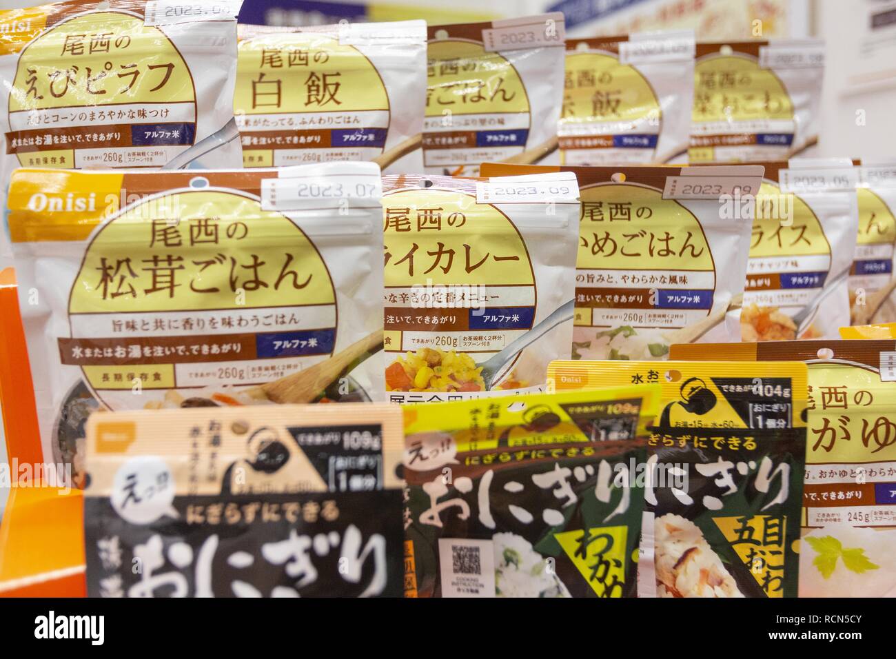 Volunteers give food disaster hi-res stock photography and images - Alamy