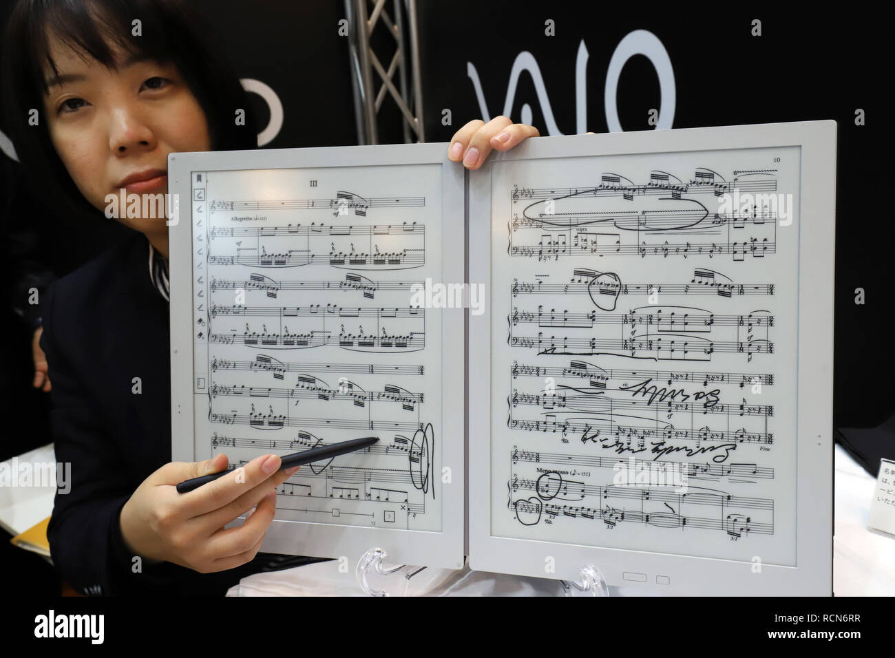 Dual displays hi-res stock photography and images - Alamy