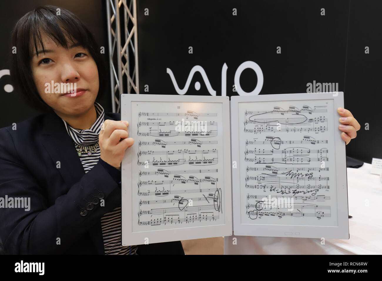 Dual displays hi-res stock photography and images - Alamy