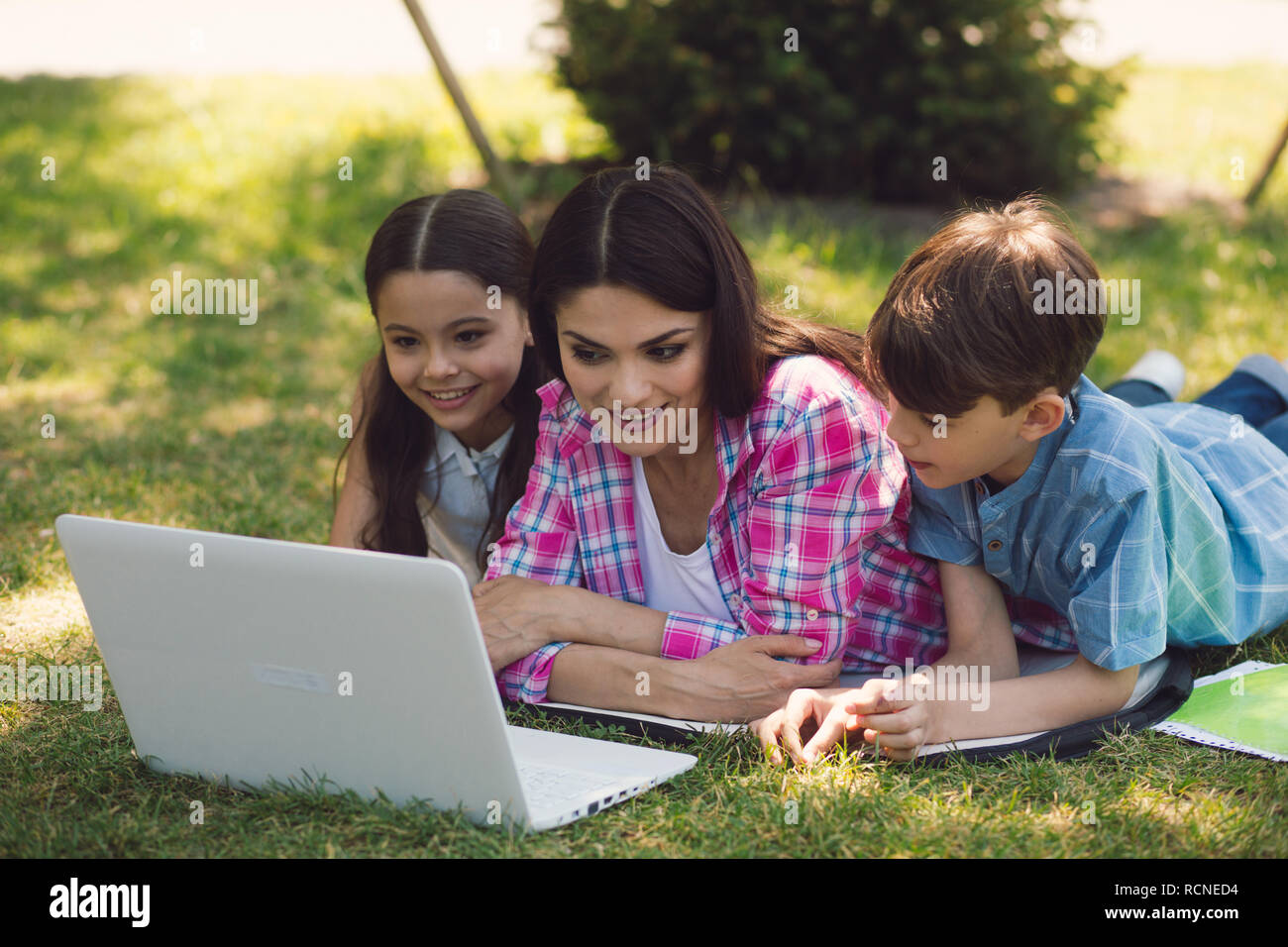 A teacher giving lesson with laptop in park Stock Photo - Alamy A teacher giving lesson with laptop in park Stock Photo - Alamy