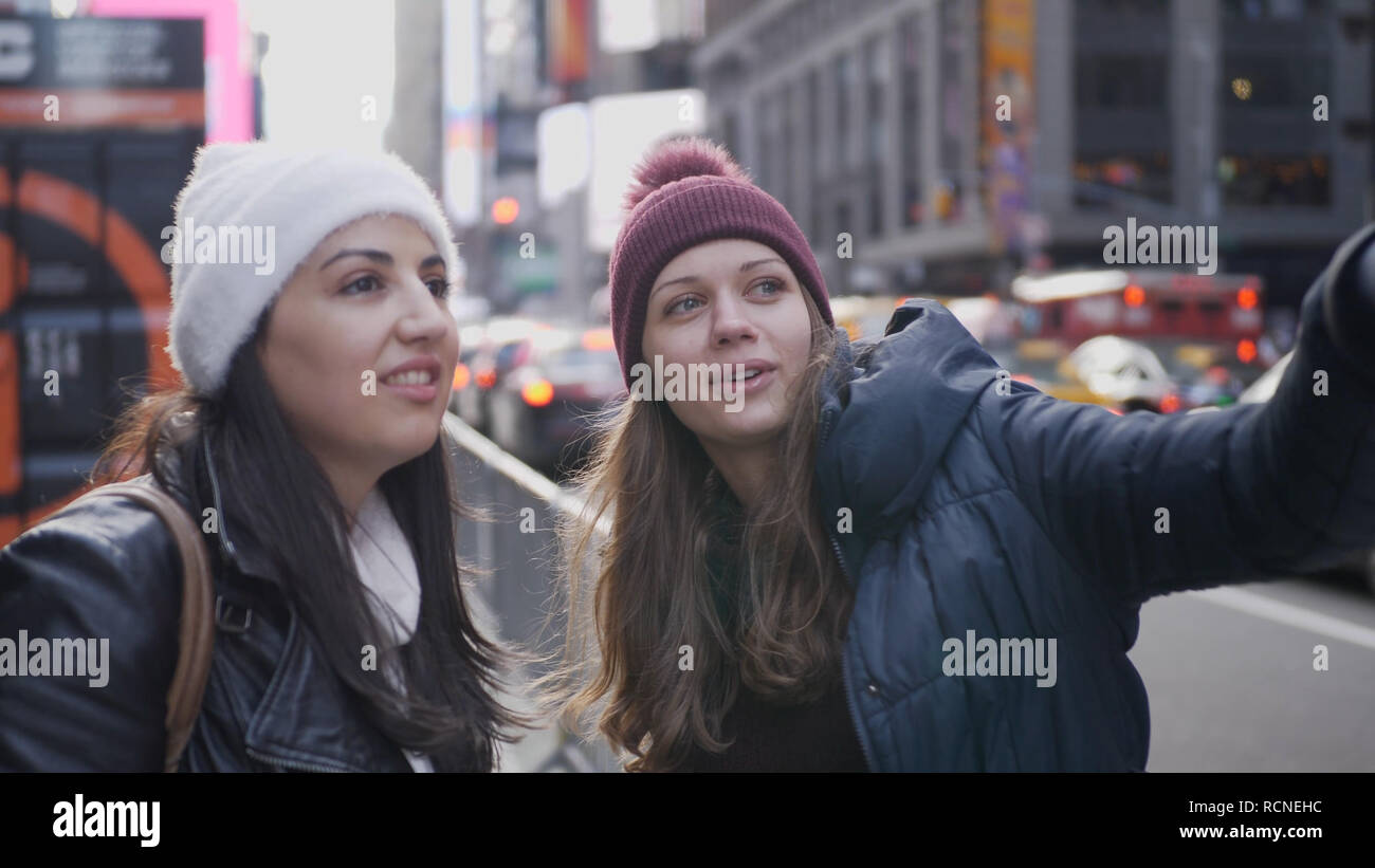 Two friends enjoy their vacation trip to New York Stock Photo - Alamy