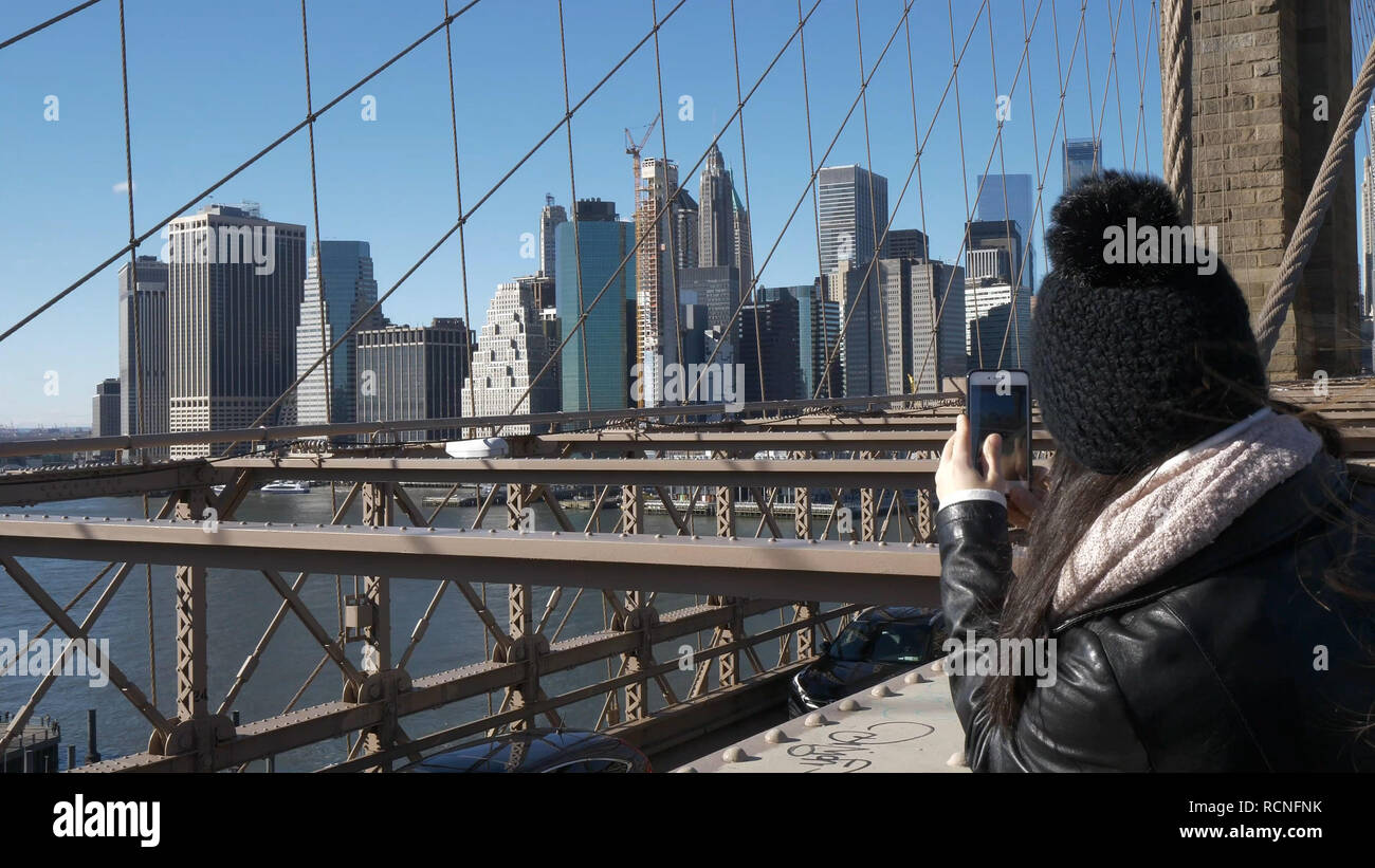 Skyline friends bridge nyc hi-res stock photography and images - Alamy