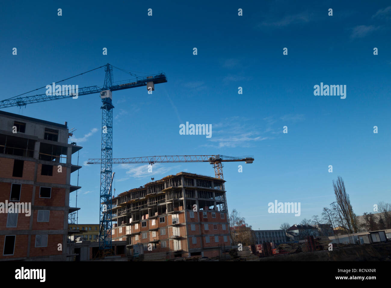 Construction multi storey buildings cranes hi-res stock photography and ...