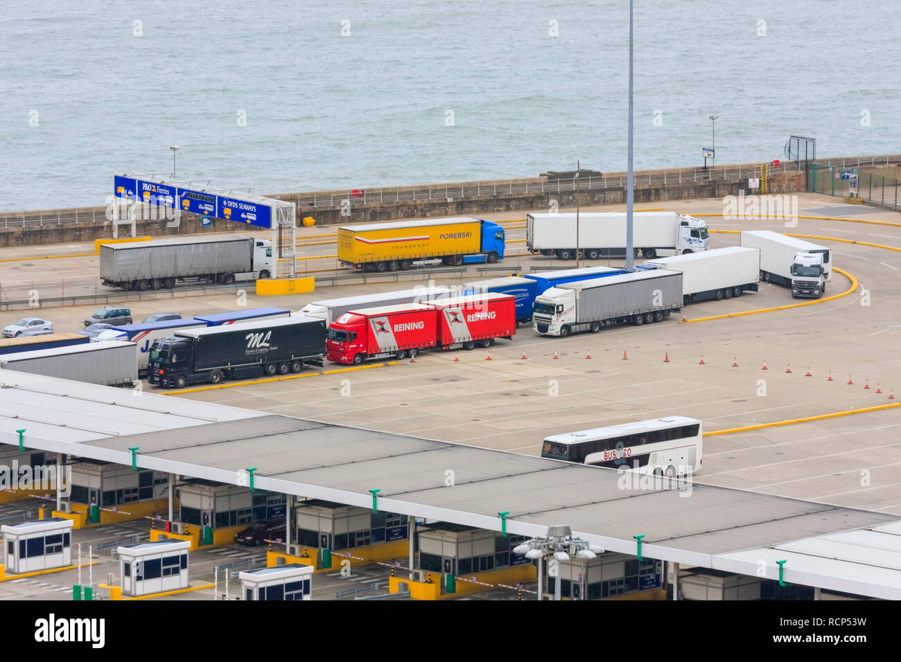 Queues of lorries hi-res stock photography and images - Alamy