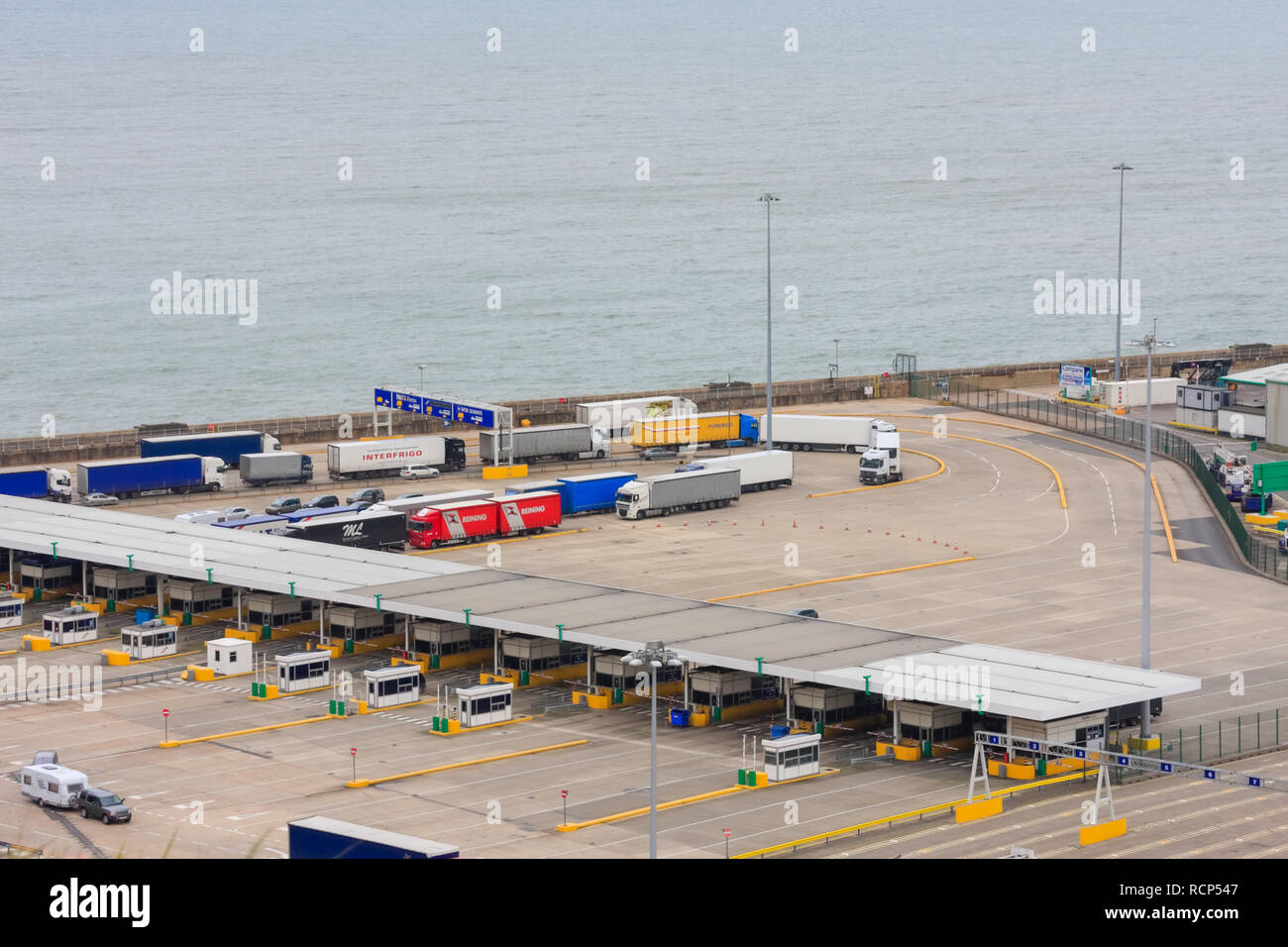 Queues of lorries hi-res stock photography and images - Alamy
