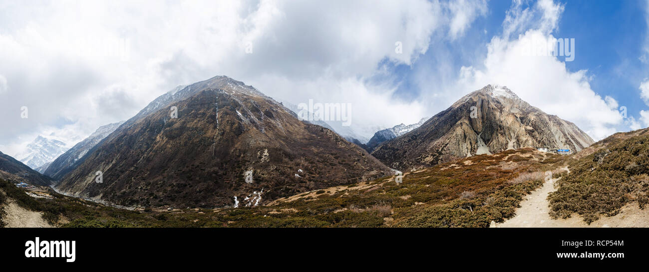 Yak Kharka and surrounding mountains, Annapurna Circuit, Nepal Stock ...
