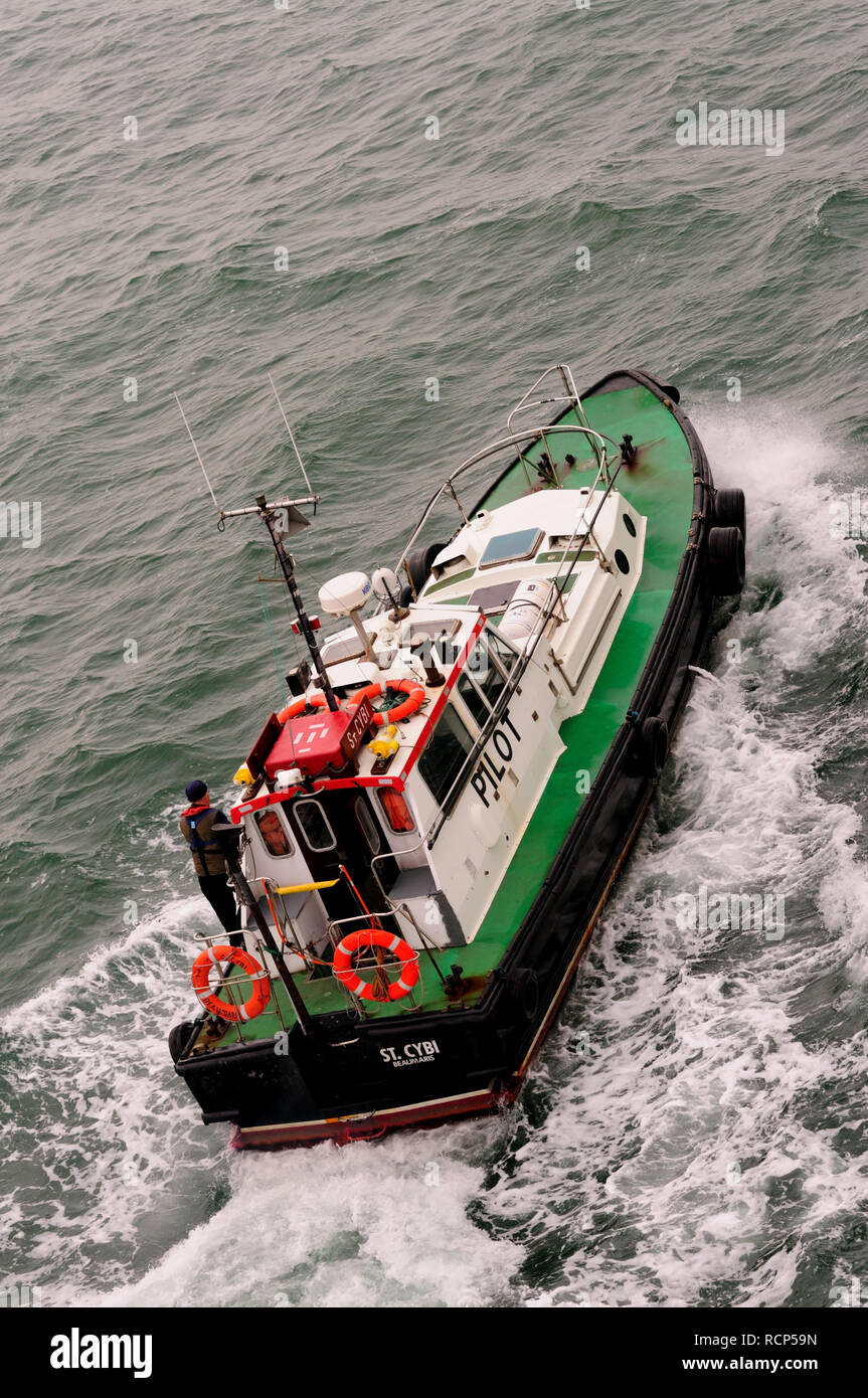 Pilot boat St Cybi alongside a cruise ship at Holyhead Stock Photo - Alamy