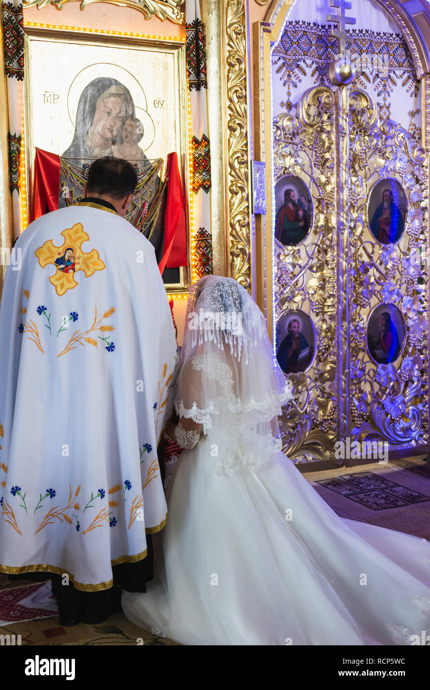 the priest reads the prayer of the bride 2019 Stock Photo - Alamy
