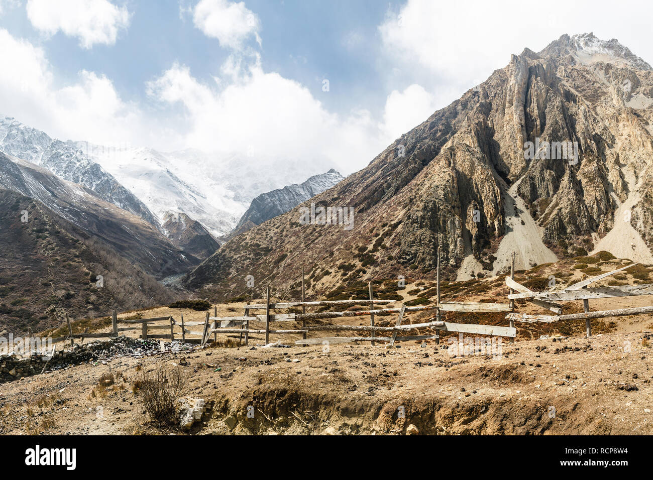 Yak Kharka and surrounding mountains, Annapurna Circuit, Nepal Stock ...