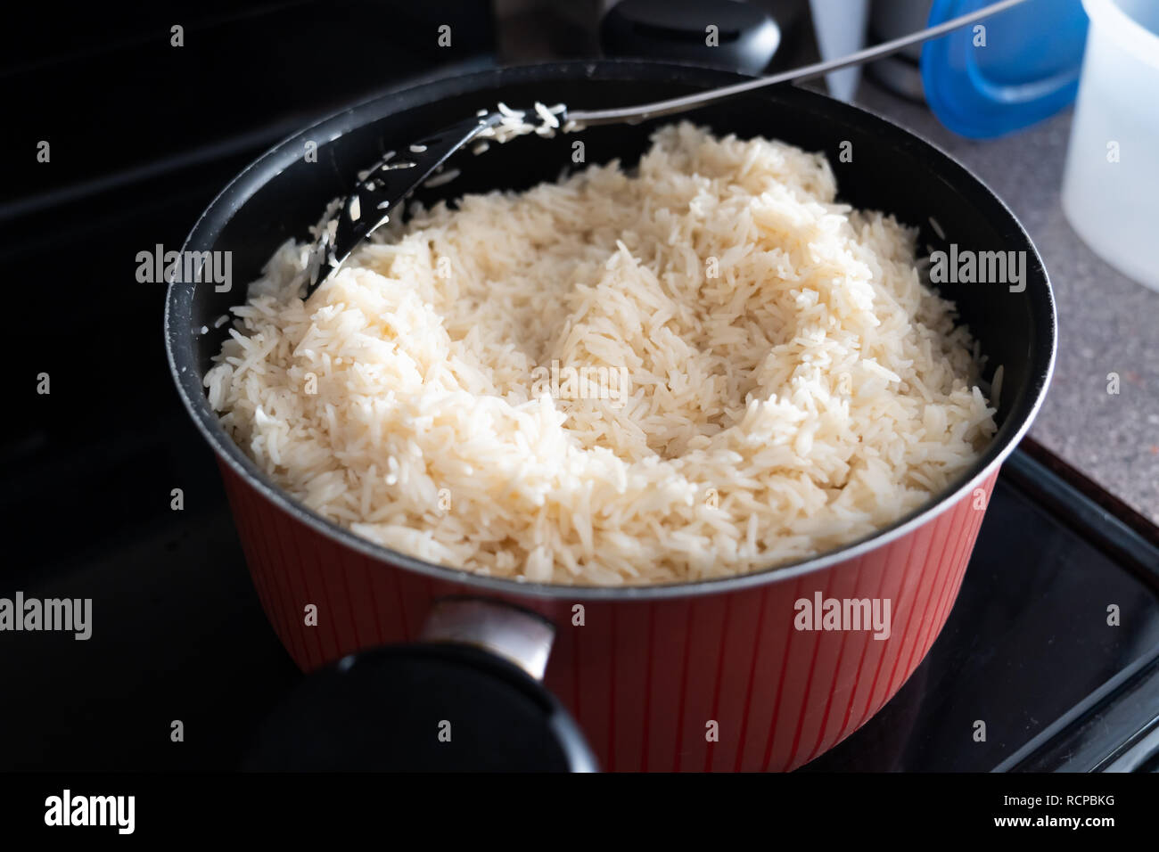 Pot of boiled white rice cooking on kitchen stove Stock Photo - Alamy