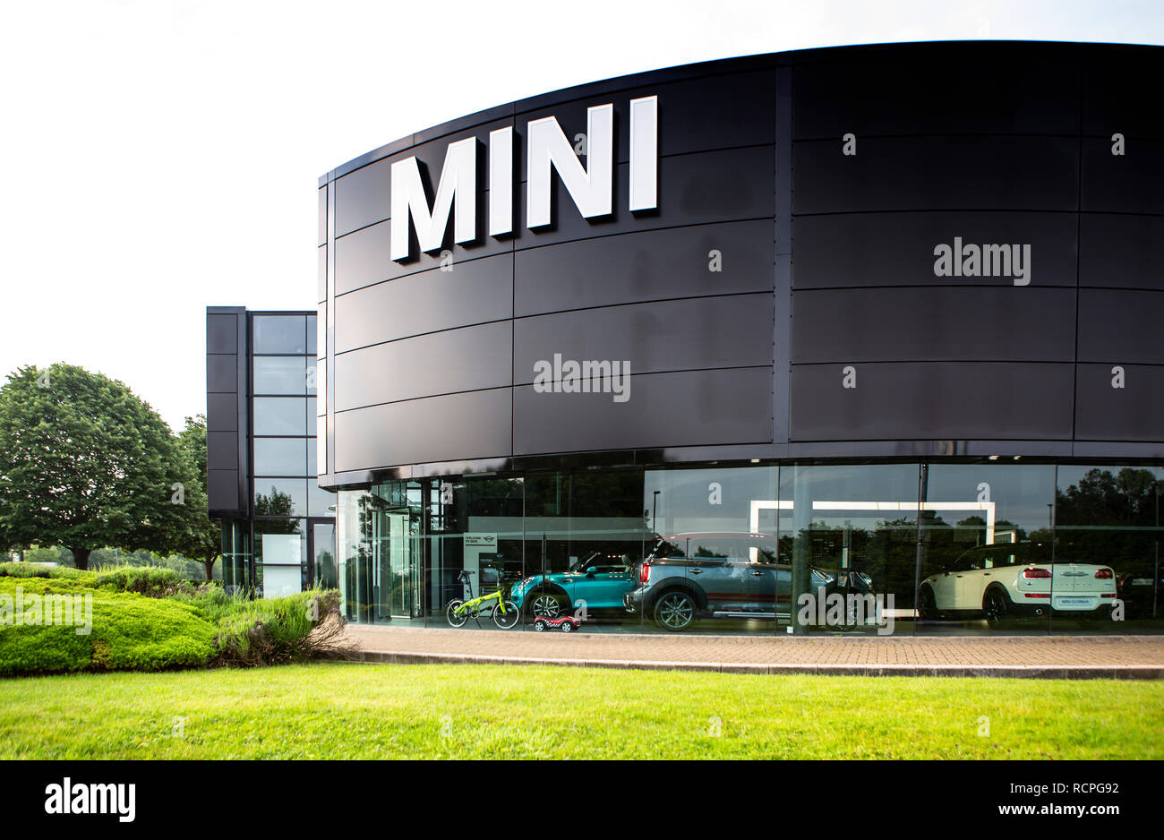 Modern distribution center hi-res stock photography and images - Alamy