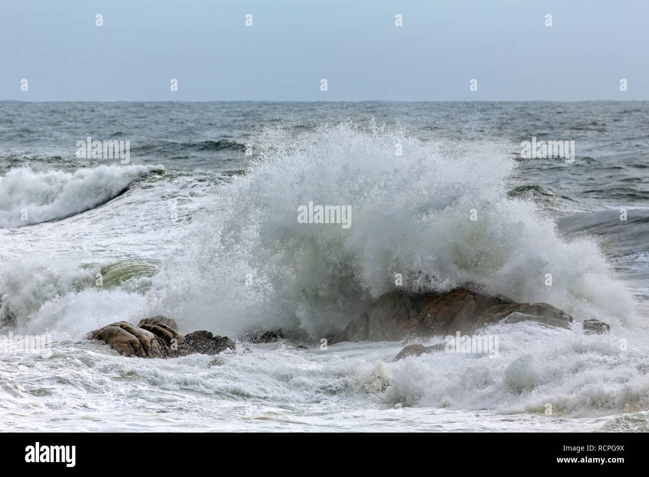 Wave crashing against rocks cliff hi-res stock photography and images ...