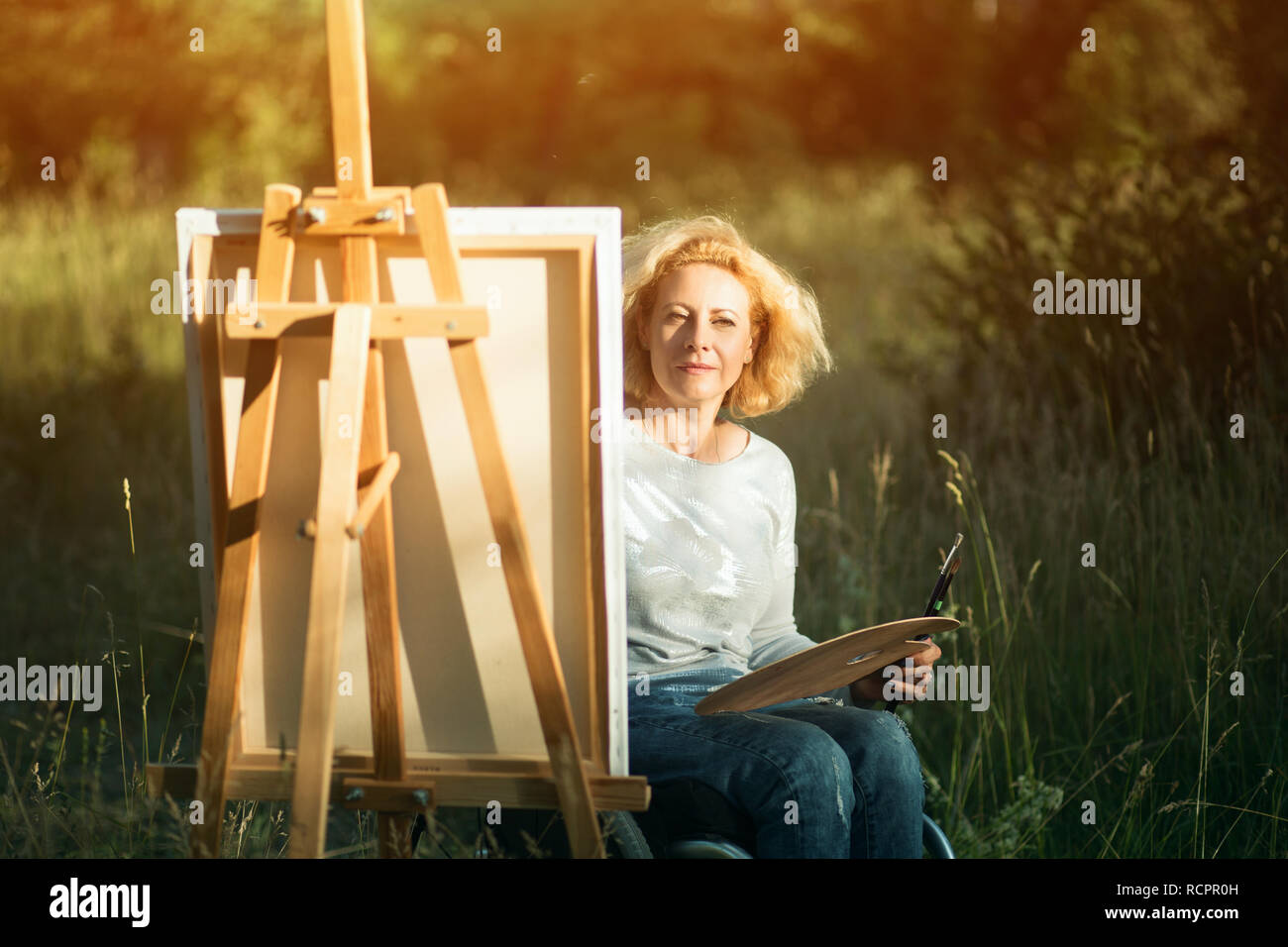 Easel paints hi-res stock photography and images - Alamy