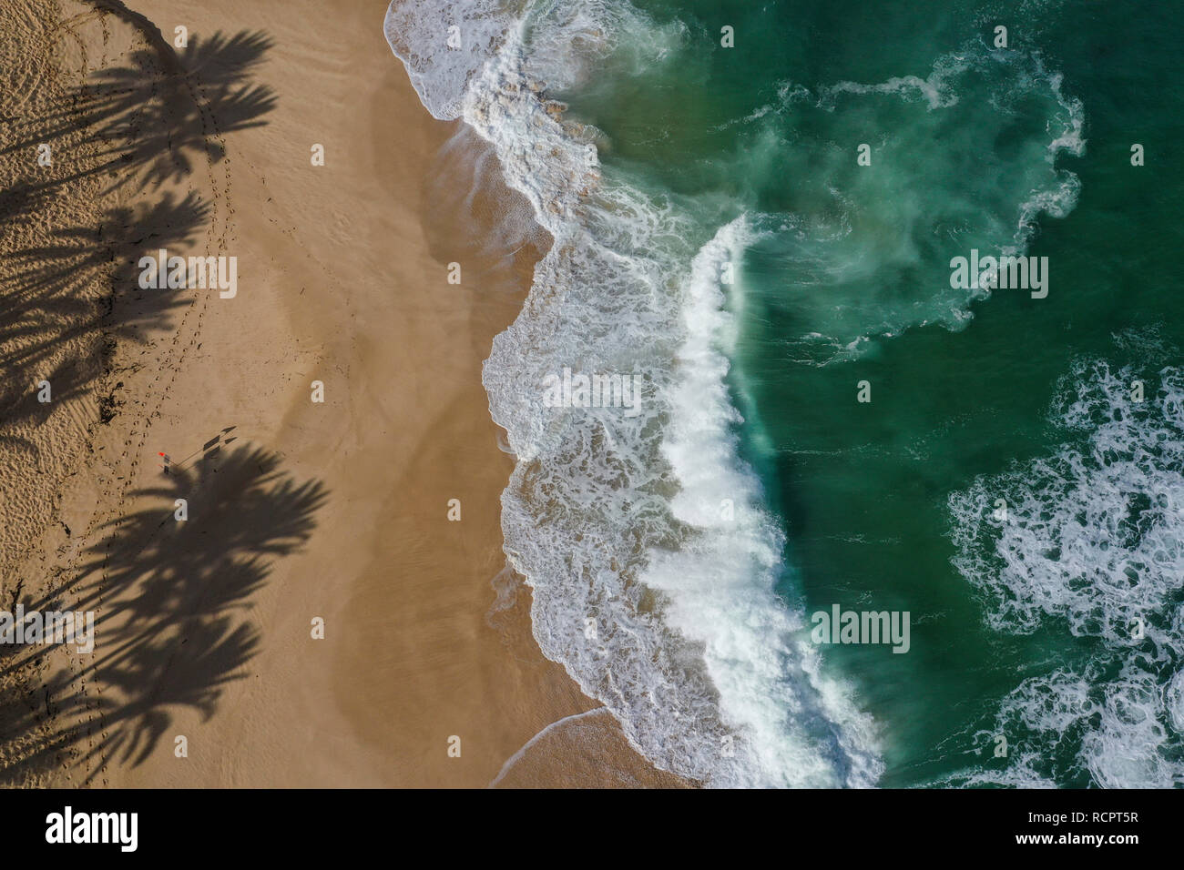 Tropical island beach people overhead hi-res stock photography and ...