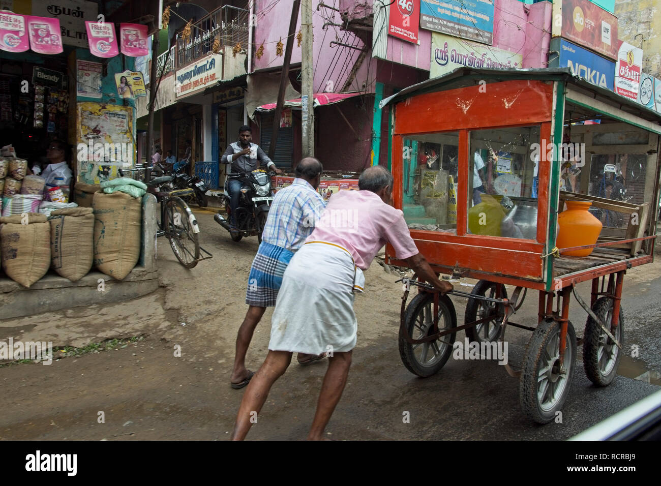 India 2018. Madurai street scenes Stock Photo - Alamy