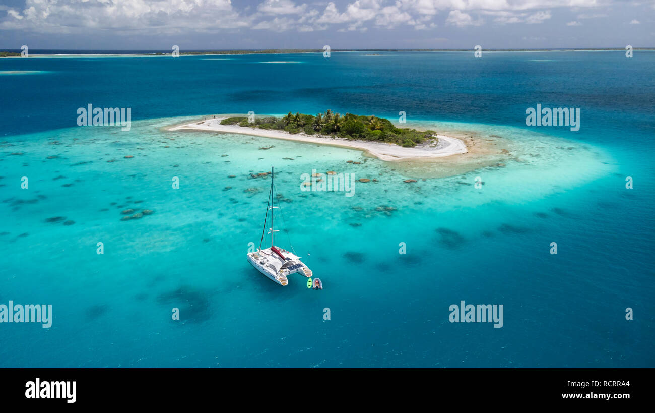 Small Island in Rangiroa atoll, Tuamotu, French Polynesia Stock Photo ...