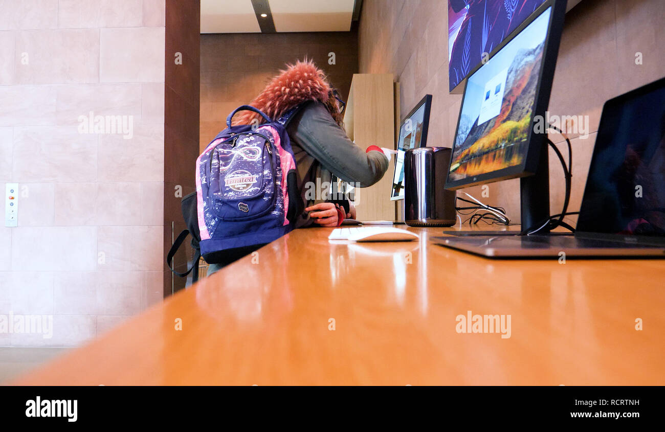 Electronic store girls hi-res stock photography and images - Alamy