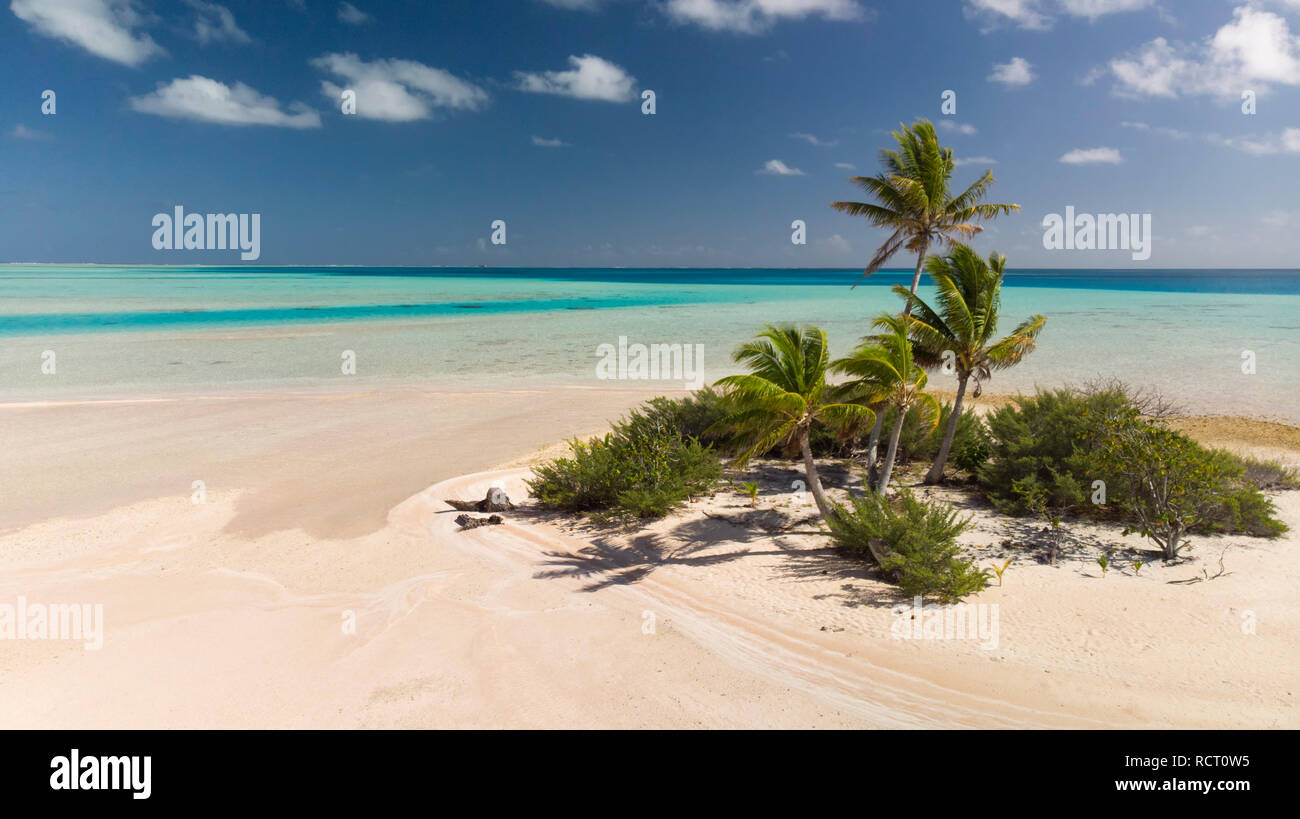 White beach in rangiroa lagoon hi-res stock photography and images - Alamy