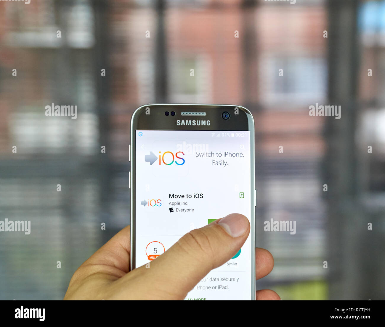 Move to ios app hi-res stock photography and images - Alamy