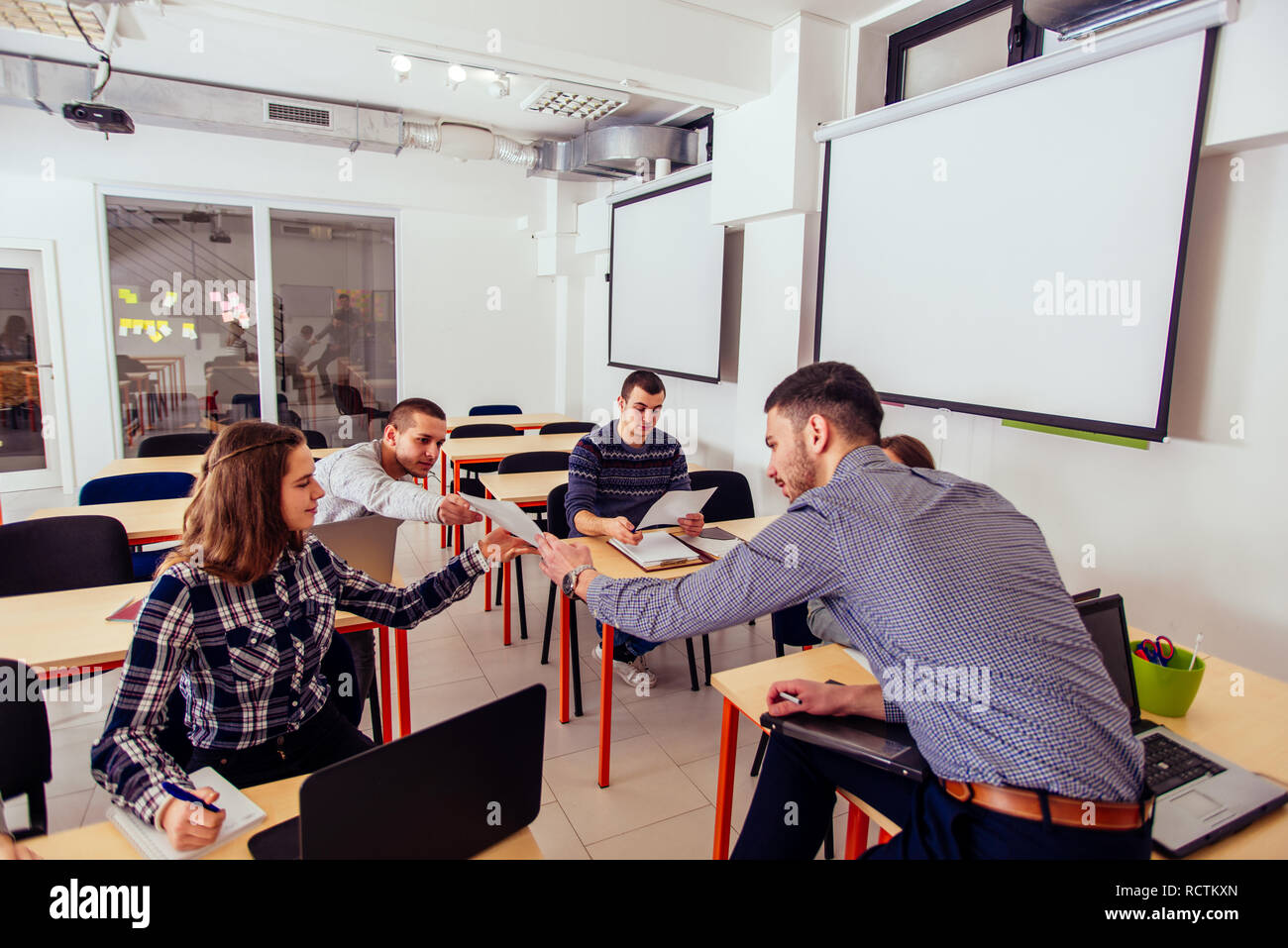 Students are listening a lecture and interacting on class with the ...