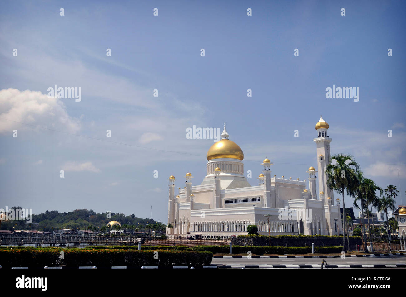 Omar Ali Saifuddien Mosque Stock Photo - Alamy