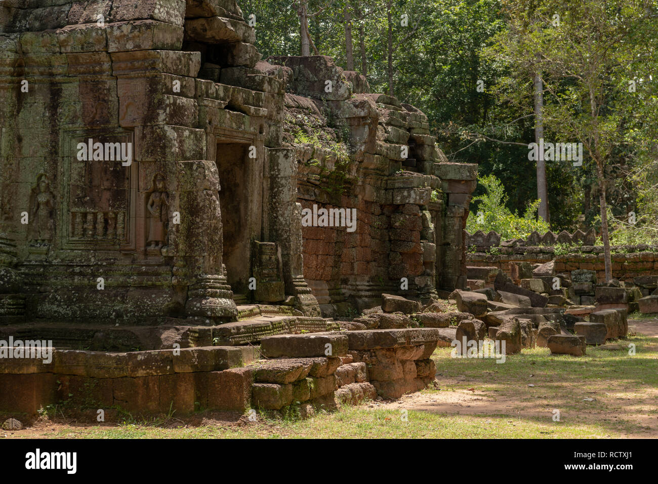 Fallen stone blocks behind Ta Som temple Stock Photo - Alamy