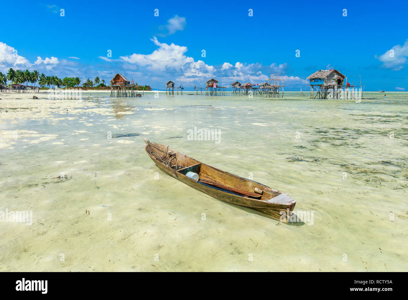 Beautiful landscapes view borneo sea gypsy water village in Maiga ...