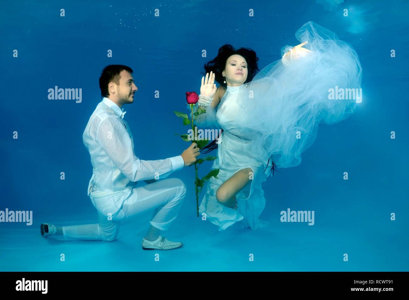 Bride and groom, underwater wedding in a pool Stock Photo - Alamy