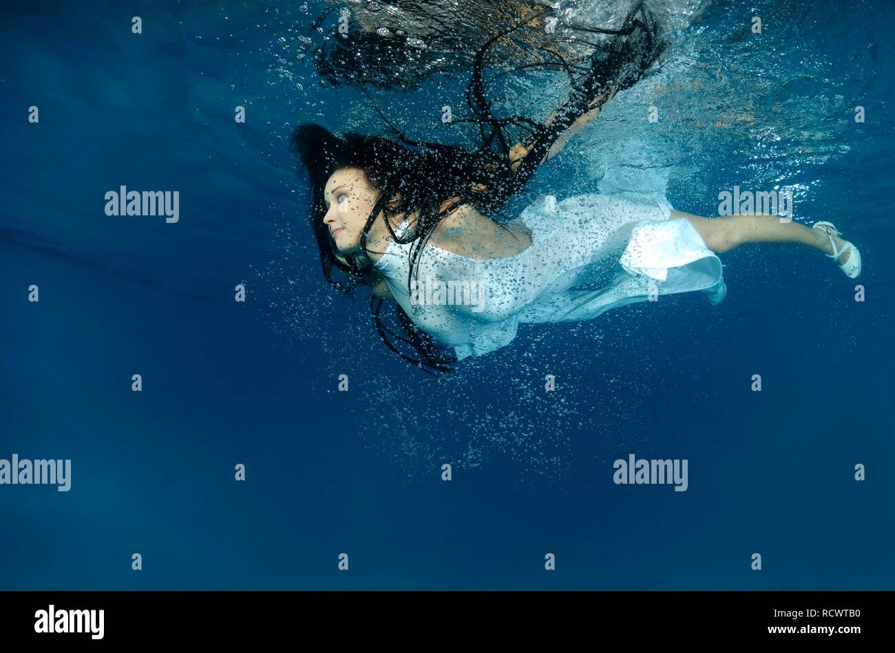 Bride, underwater wedding in a pool Stock Photo - Alamy